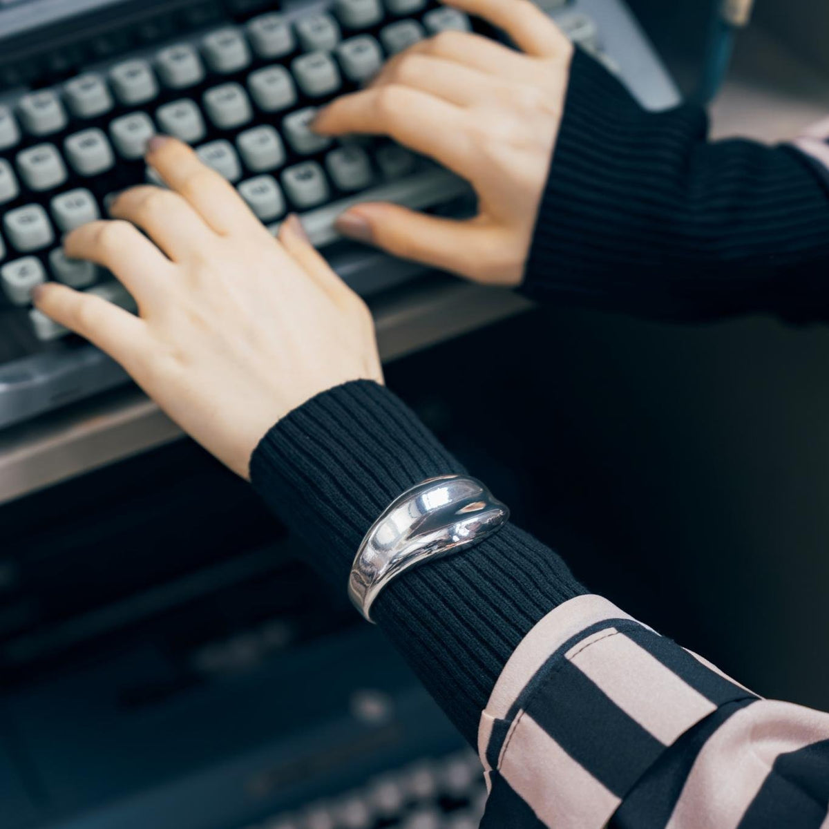 Nuance Curve Bangle – Donnaruma